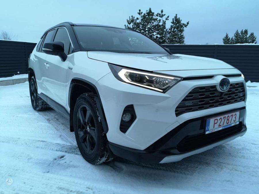 White Toyota RAV4 2020 in Vilnius, with an engine capacity of 2.49 L and mileage of 156 thousand km for 24900 €, photo 1 on AUTOMOTO.COM.LV
