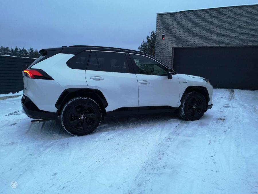 White Toyota RAV4 2020 in Vilnius, with an engine capacity of 2.49 L and mileage of 156 thousand km for 24900 €, photo 3 on AUTOMOTO.COM.LV