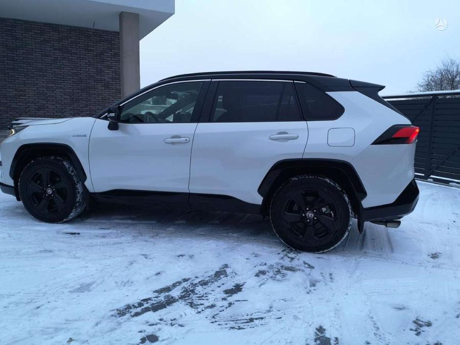 White Toyota RAV4 2020 in Vilnius, with an engine capacity of 2.49 L and mileage of 156 thousand km for 24900 €, photo 7 on AUTOMOTO.COM.LV