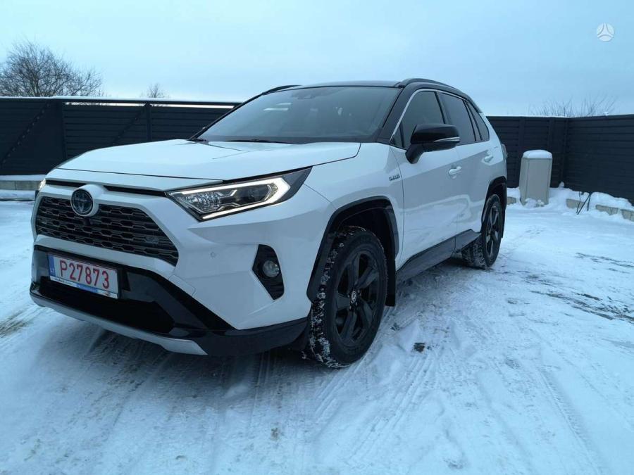 White Toyota RAV4 2020 in Vilnius, with an engine capacity of 2.49 L and mileage of 156 thousand km for 24900 €, photo 8 on AUTOMOTO.COM.LV