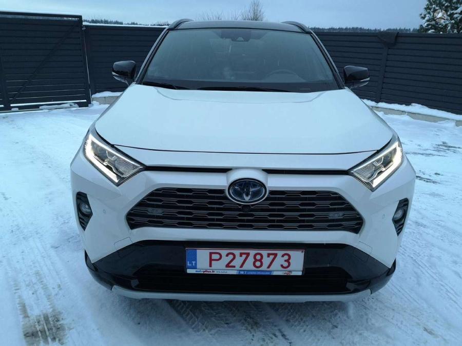 White Toyota RAV4 2020 in Vilnius, with an engine capacity of 2.49 L and mileage of 156 thousand km for 24900 €, photo 9 on AUTOMOTO.COM.LV