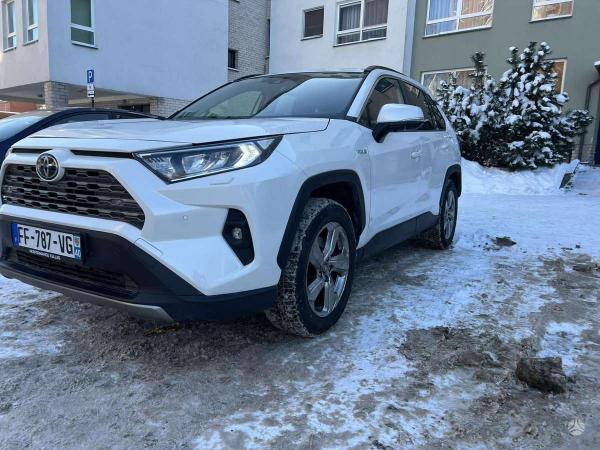 White Toyota RAV4 2020 in Vilnius, with an engine capacity of 2.50 L and mileage of 89 thousand km for 22500 €, photo 1 on AUTOMOTO.COM.LV