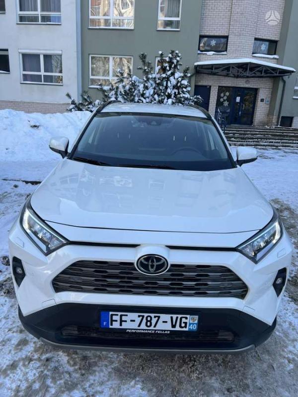 White Toyota RAV4 2020 in Vilnius, with an engine capacity of 2.50 L and mileage of 89 thousand km for 22500 €, photo 2 on AUTOMOTO.COM.LV