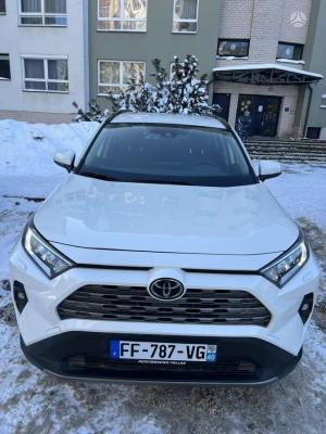 White Toyota RAV4 2020 in Vilnius, with an engine capacity of 2.50 L and mileage of 89 thousand km for 22500 €, photo 2 on AUTOMOTO.COM.LV