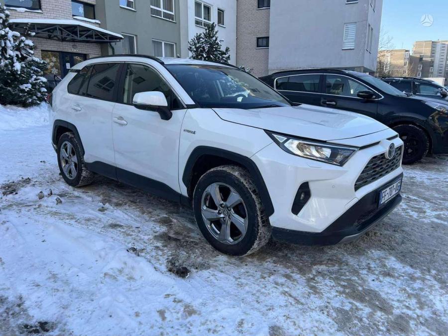White Toyota RAV4 2020 in Vilnius, with an engine capacity of 2.50 L and mileage of 89 thousand km for 22500 €, photo 3 on AUTOMOTO.COM.LV