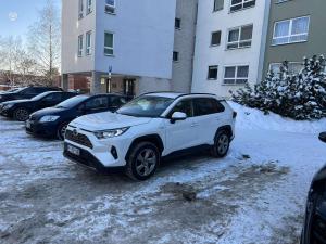 White Toyota RAV4 2020 in Vilnius, with an engine capacity of 2.50 L and mileage of 89 thousand km for 22500 €, photo 4 on AUTOMOTO.COM.LV