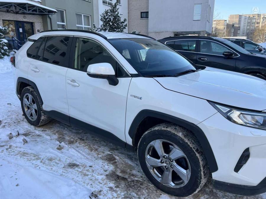 White Toyota RAV4 2020 in Vilnius, with an engine capacity of 2.50 L and mileage of 89 thousand km for 22500 €, photo 5 on AUTOMOTO.COM.LV