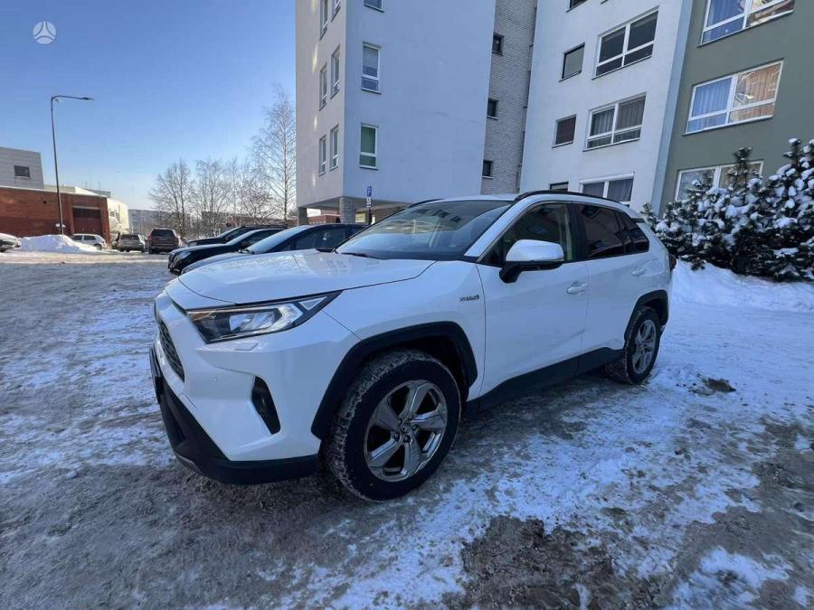 White Toyota RAV4 2020 in Vilnius, with an engine capacity of 2.50 L and mileage of 89 thousand km for 22500 €, photo 6 on AUTOMOTO.COM.LV