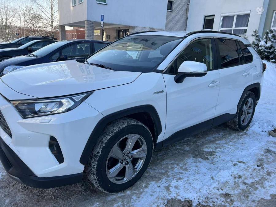 White Toyota RAV4 2020 in Vilnius, with an engine capacity of 2.50 L and mileage of 89 thousand km for 22500 €, photo 7 on AUTOMOTO.COM.LV