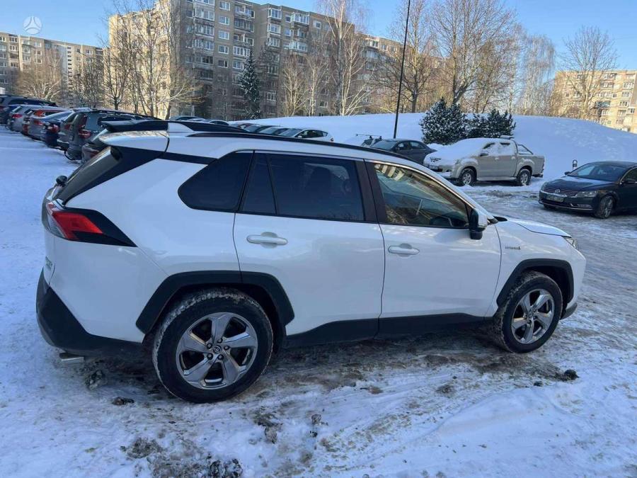 White Toyota RAV4 2020 in Vilnius, with an engine capacity of 2.50 L and mileage of 89 thousand km for 22500 €, photo 15 on AUTOMOTO.COM.LV
