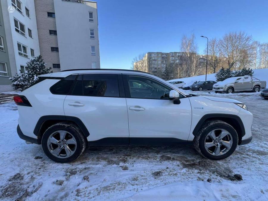 White Toyota RAV4 2020 in Vilnius, with an engine capacity of 2.50 L and mileage of 89 thousand km for 22500 €, photo 17 on AUTOMOTO.COM.LV