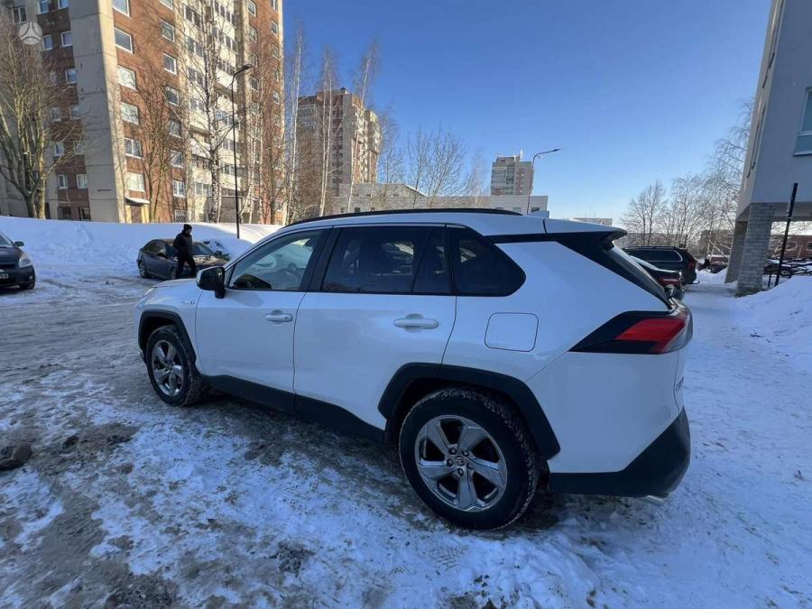 White Toyota RAV4 2020 in Vilnius, with an engine capacity of 2.50 L and mileage of 89 thousand km for 22500 €, photo 19 on AUTOMOTO.COM.LV