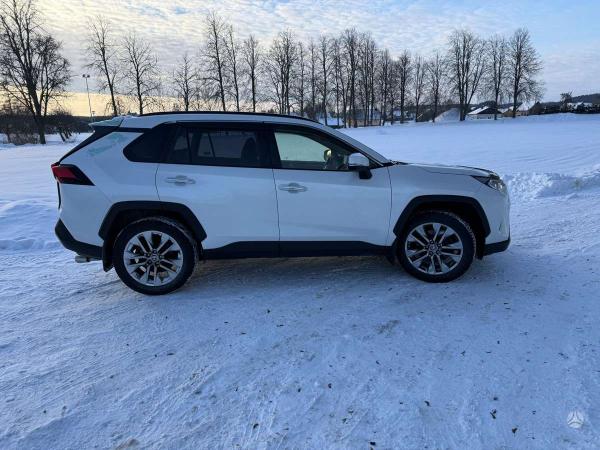 White Toyota RAV4 2020 in Trakai, with an engine capacity of 1.99 L and mileage of 127 thousand km for 13950 €, photo 3 on AUTOMOTO.COM.LV