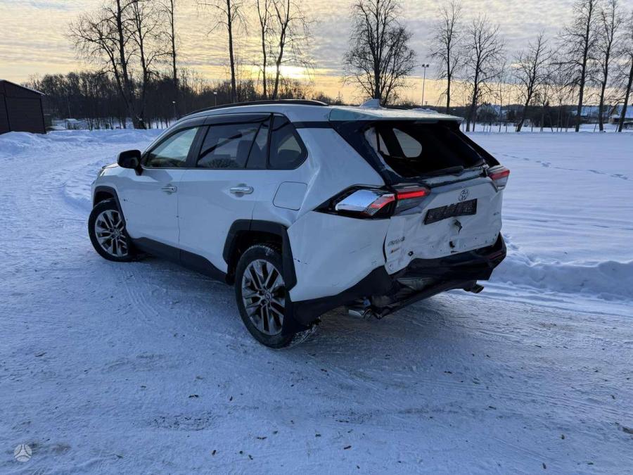 Balts Toyota RAV4 2020 Trakai, ar dzinēja tilpumu 1.99 L un nobraukumu 127 tūkst. km par 13950 €, foto 6 vietnē AUTOMOTO.COM.LV