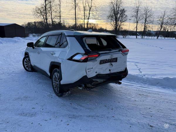 White Toyota RAV4 2020 in Trakai, with an engine capacity of 1.99 L and mileage of 127 thousand km for 13950 €, photo 7 on AUTOMOTO.COM.LV