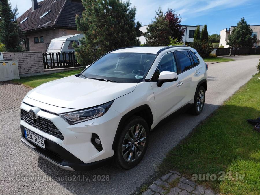 White Toyota RAV4 2020 in Tallinn, with an engine capacity of 2.00 L and mileage of 135 thousand km for 27000 €, photo 1 on AUTOMOTO.COM.LV