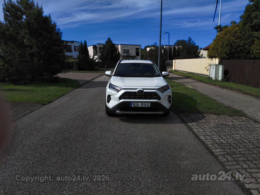 White Toyota RAV4 2020 in Tallinn, with an engine capacity of 2.00 L and mileage of 135 thousand km for 27000 €, photo 4 on AUTOMOTO.COM.LV