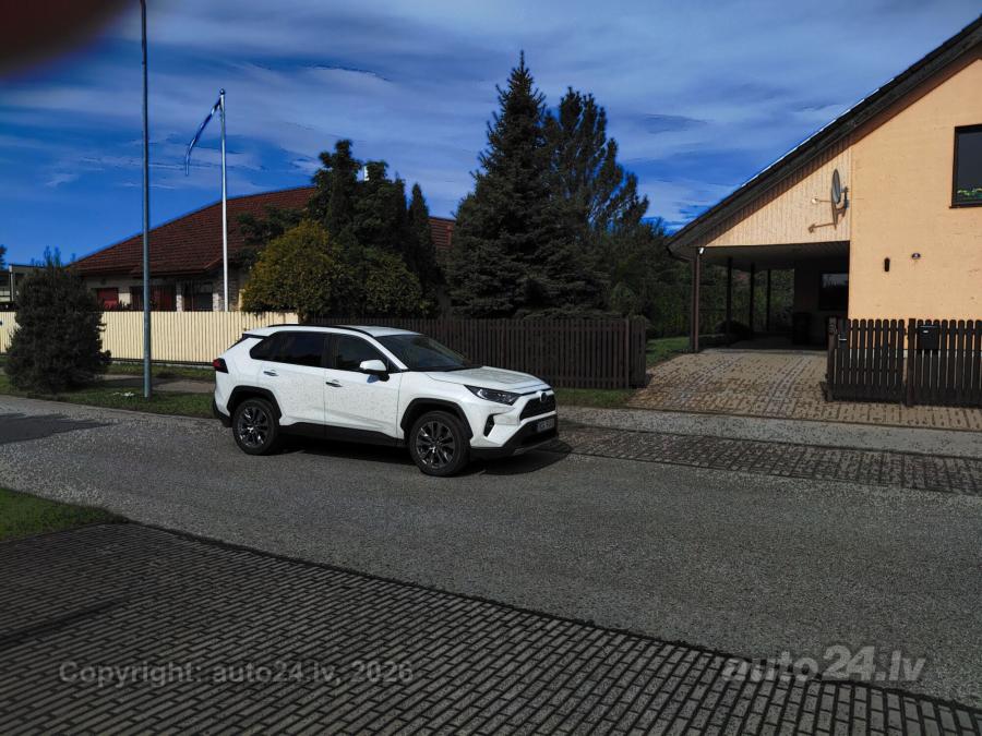White Toyota RAV4 2020 in Tallinn, with an engine capacity of 2.00 L and mileage of 135 thousand km for 27000 €, photo 5 on AUTOMOTO.COM.LV