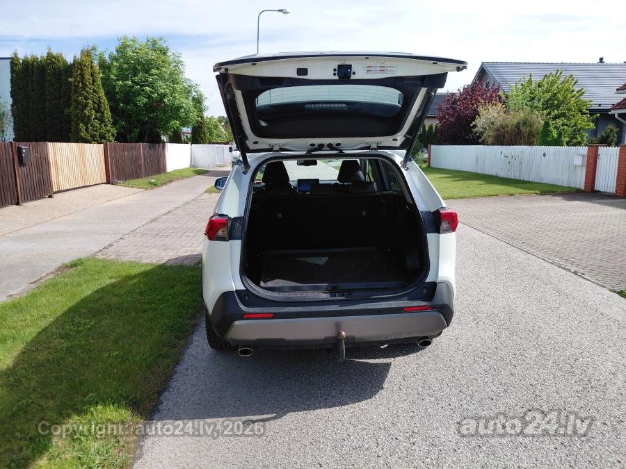 White Toyota RAV4 2020 in Tallinn, with an engine capacity of 2.00 L and mileage of 135 thousand km for 27000 €, photo 6 on AUTOMOTO.COM.LV
