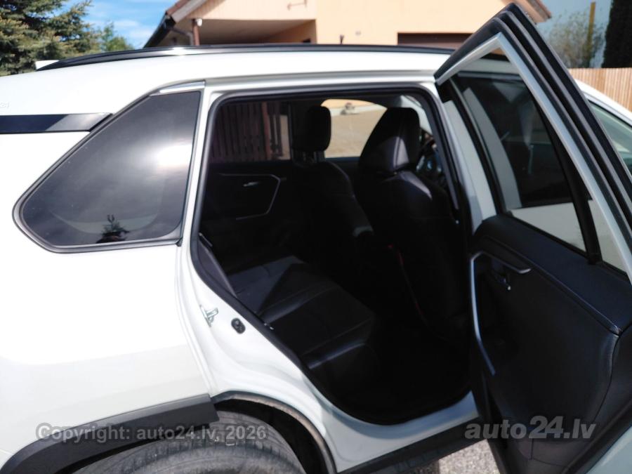 White Toyota RAV4 2020 in Tallinn, with an engine capacity of 2.00 L and mileage of 135 thousand km for 27000 €, photo 7 on AUTOMOTO.COM.LV