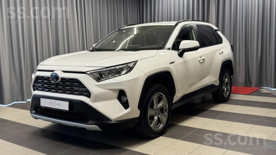 White Toyota RAV4 2020 in Riga, with an engine capacity of 2.50 L and mileage of 61 thousand km for 25490 €, photo 1 on AUTOMOTO.COM.LV