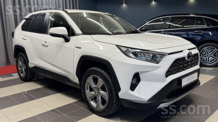 White Toyota RAV4 2020 in Riga, with an engine capacity of 2.50 L and mileage of 61 thousand km for 25490 €, photo 4 on AUTOMOTO.COM.LV