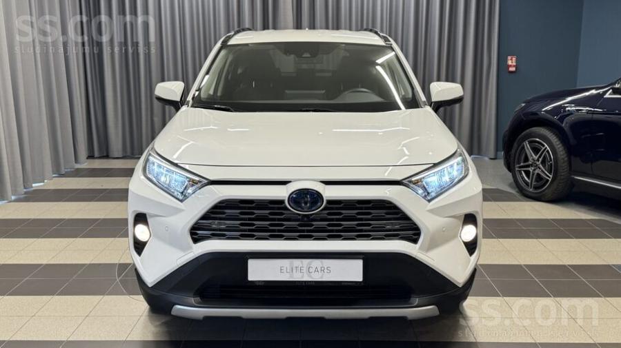 White Toyota RAV4 2020 in Riga, with an engine capacity of 2.50 L and mileage of 61 thousand km for 25490 €, photo 9 on AUTOMOTO.COM.LV