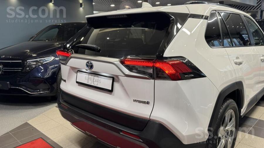 White Toyota RAV4 2020 in Riga, with an engine capacity of 2.50 L and mileage of 61 thousand km for 25490 €, photo 11 on AUTOMOTO.COM.LV