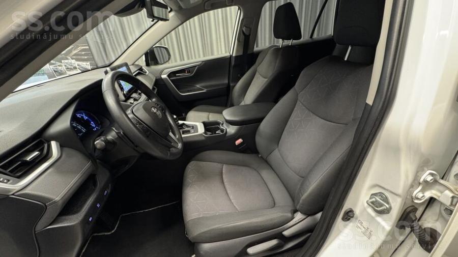 White Toyota RAV4 2020 in Riga, with an engine capacity of 2.50 L and mileage of 61 thousand km for 25490 €, photo 17 on AUTOMOTO.COM.LV
