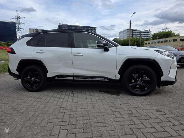 White Toyota RAV4 2020 in Vilnius, with an engine capacity of 2.49 L and mileage of 100 thousand km for 26000 €, photo 2 on AUTOMOTO.COM.LV