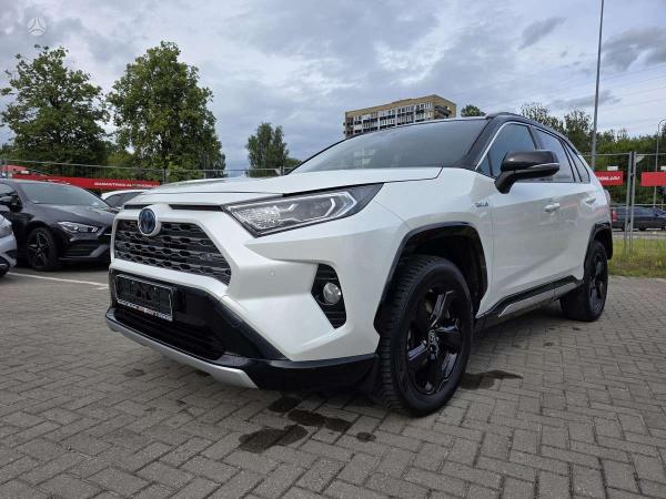 White Toyota RAV4 2020 in Vilnius, with an engine capacity of 2.49 L and mileage of 100 thousand km for 26000 €, photo 3 on AUTOMOTO.COM.LV