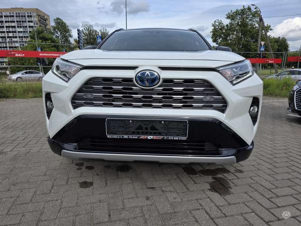 White Toyota RAV4 2020 in Vilnius, with an engine capacity of 2.49 L and mileage of 100 thousand km for 26000 €, photo 4 on AUTOMOTO.COM.LV