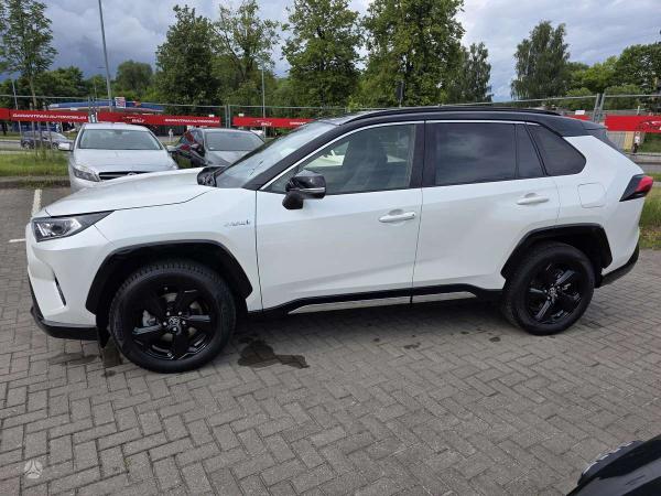 White Toyota RAV4 2020 in Vilnius, with an engine capacity of 2.49 L and mileage of 100 thousand km for 26000 €, photo 5 on AUTOMOTO.COM.LV