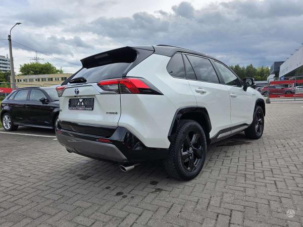 White Toyota RAV4 2020 in Vilnius, with an engine capacity of 2.49 L and mileage of 100 thousand km for 26000 €, photo 7 on AUTOMOTO.COM.LV