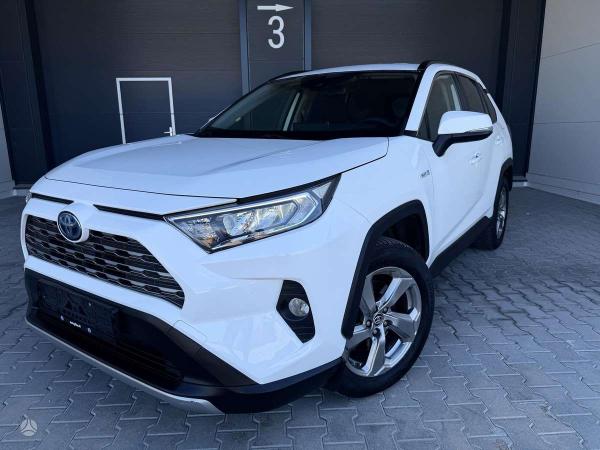 White Toyota RAV4 2020 in Vilnius, with an engine capacity of 2.49 L and mileage of 220 thousand km for 15700 €, photo 1 on AUTOMOTO.COM.LV