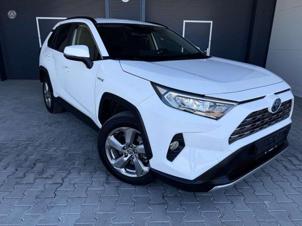 White Toyota RAV4 2020 in Vilnius, with an engine capacity of 2.49 L and mileage of 220 thousand km for 15700 €, photo 2 on AUTOMOTO.COM.LV