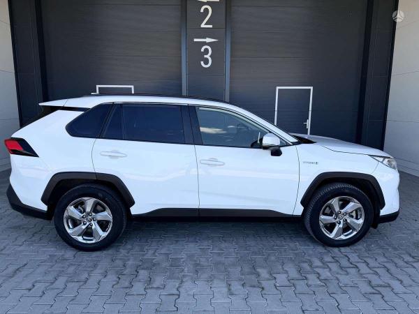 White Toyota RAV4 2020 in Vilnius, with an engine capacity of 2.49 L and mileage of 220 thousand km for 15700 €, photo 4 on AUTOMOTO.COM.LV