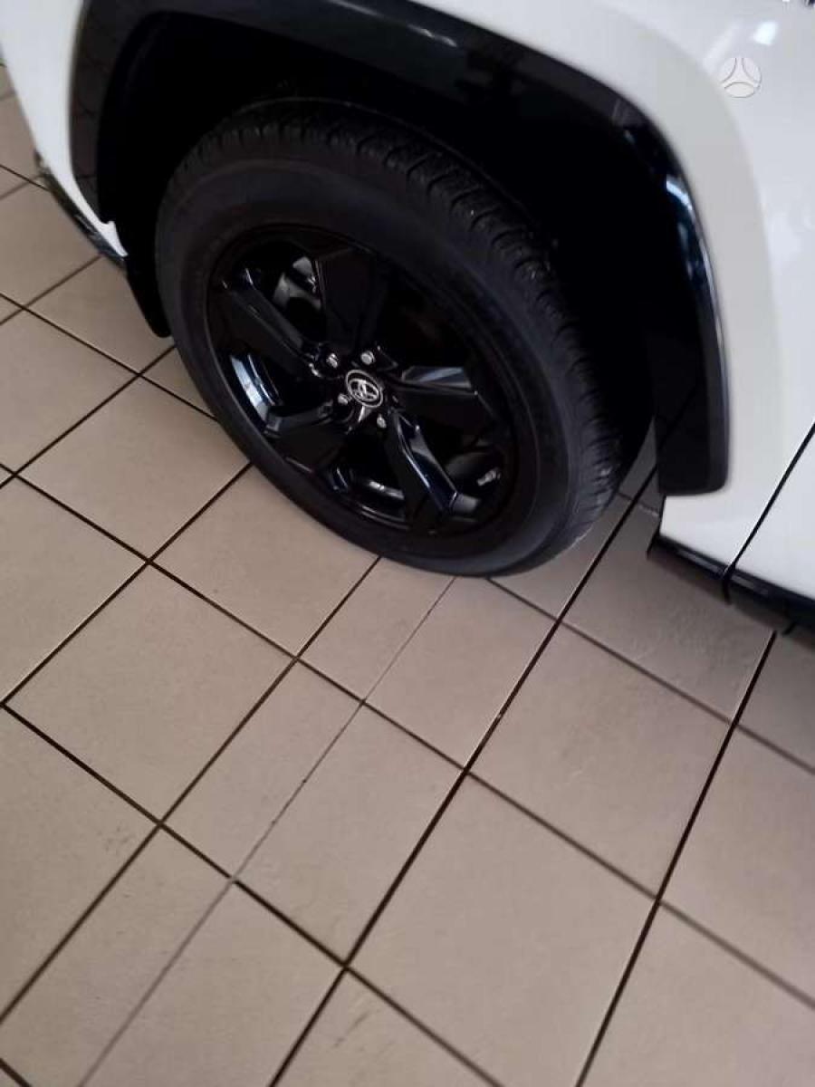 White Toyota RAV4 2020 in Vilnius, with an engine capacity of 2.50 L and mileage of 145 thousand km for 24999 €, photo 3 on AUTOMOTO.COM.LV