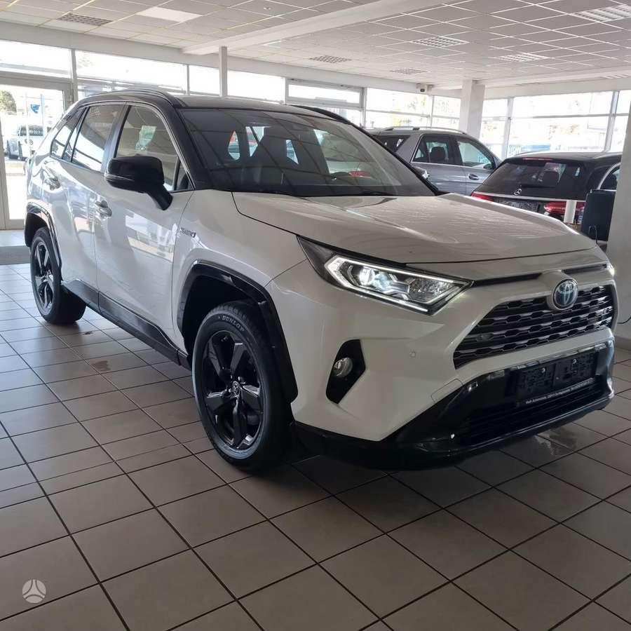 White Toyota RAV4 2020 in Vilnius, with an engine capacity of 2.50 L and mileage of 145 thousand km for 24999 €, photo 5 on AUTOMOTO.COM.LV