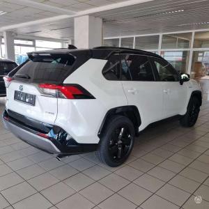 White Toyota RAV4 2020 in Vilnius, with an engine capacity of 2.50 L and mileage of 145 thousand km for 24999 €, photo 6 on AUTOMOTO.COM.LV