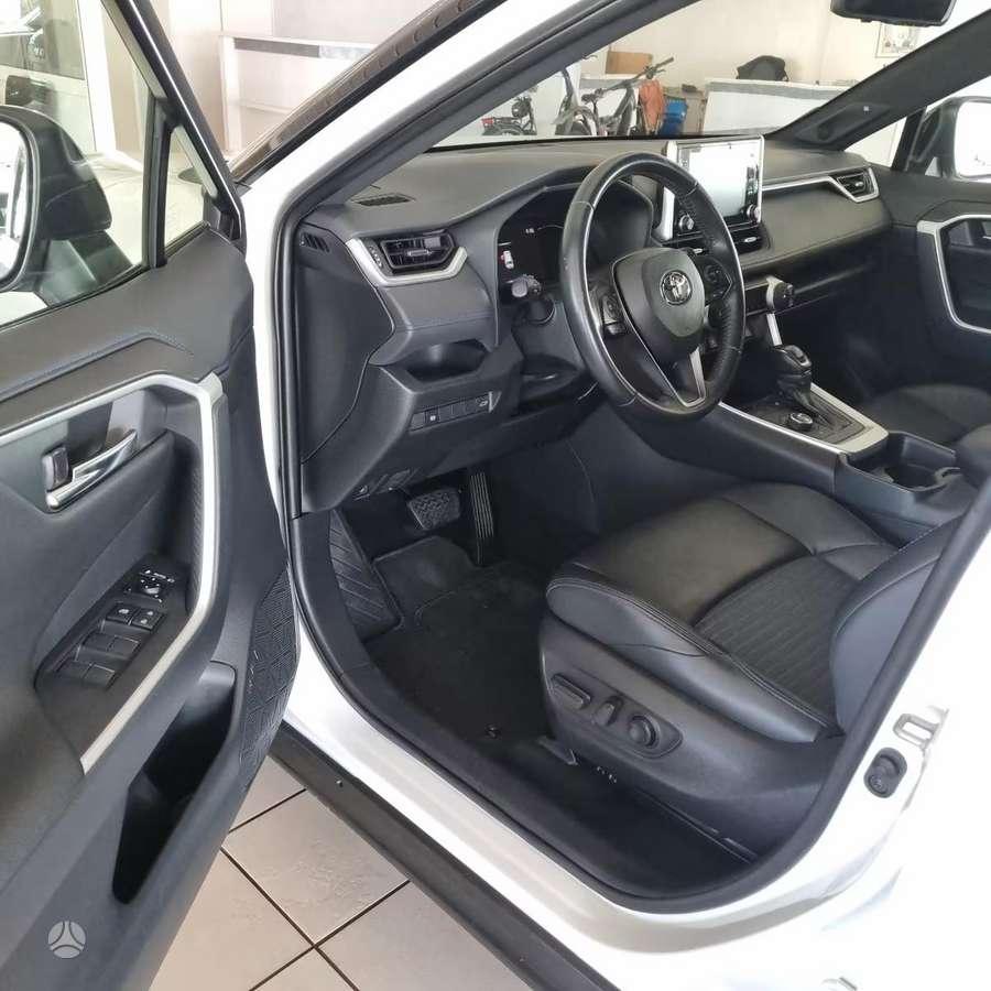 White Toyota RAV4 2020 in Vilnius, with an engine capacity of 2.50 L and mileage of 145 thousand km for 24999 €, photo 7 on AUTOMOTO.COM.LV