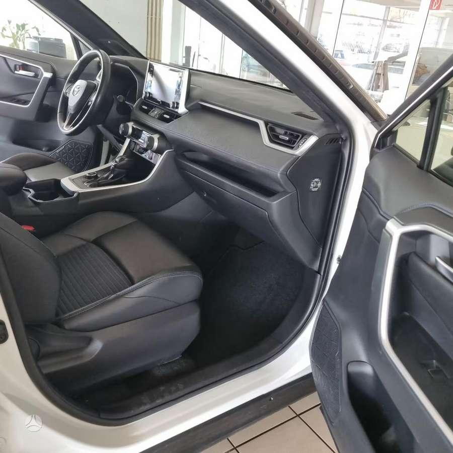 White Toyota RAV4 2020 in Vilnius, with an engine capacity of 2.50 L and mileage of 145 thousand km for 24999 €, photo 8 on AUTOMOTO.COM.LV
