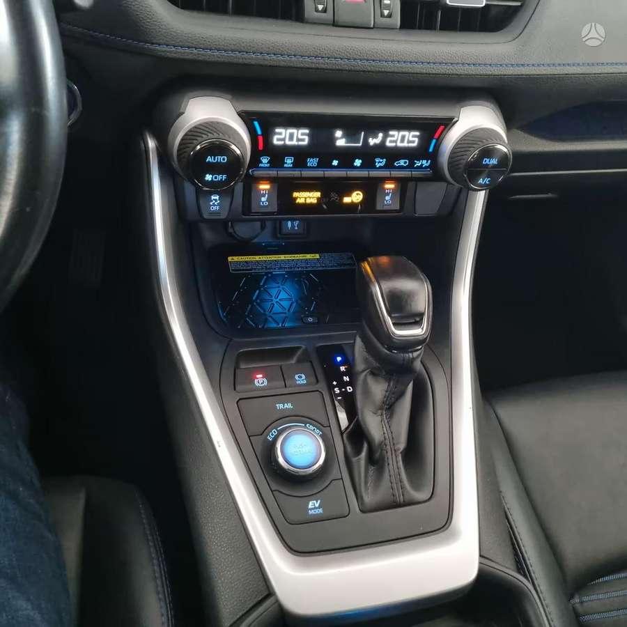 White Toyota RAV4 2020 in Vilnius, with an engine capacity of 2.50 L and mileage of 145 thousand km for 24999 €, photo 11 on AUTOMOTO.COM.LV