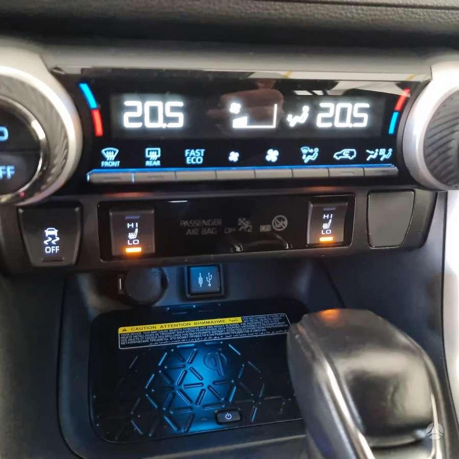 White Toyota RAV4 2020 in Vilnius, with an engine capacity of 2.50 L and mileage of 145 thousand km for 24999 €, photo 12 on AUTOMOTO.COM.LV