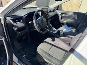 White Toyota RAV4 2020 in Gargzdai, with an engine capacity of 2.49 L and mileage of 153 thousand km for 10500 €, photo 7 on AUTOMOTO.COM.LV