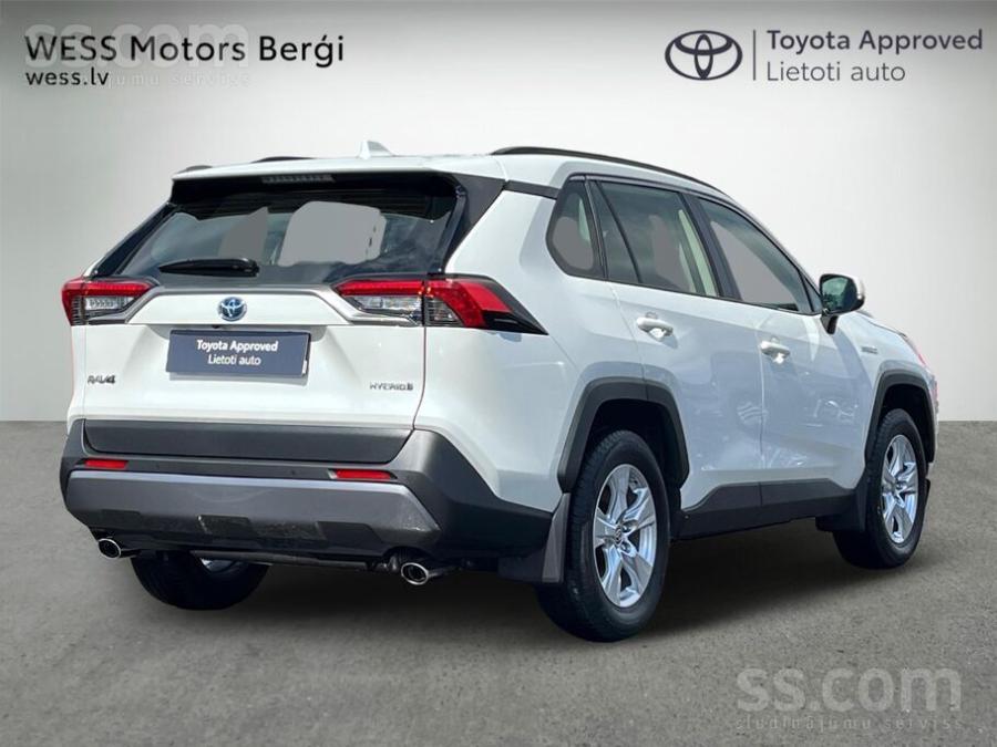 White Toyota RAV4 2020 in Riga, with an engine capacity of 2.50 L and mileage of 68 thousand km for 27990 €, photo 3 on AUTOMOTO.COM.LV