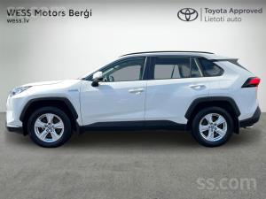 White Toyota RAV4 2020 in Riga, with an engine capacity of 2.50 L and mileage of 68 thousand km for 27990 €, photo 4 on AUTOMOTO.COM.LV