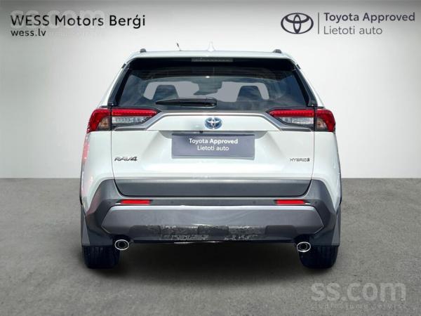 White Toyota RAV4 2020 in Riga, with an engine capacity of 2.50 L and mileage of 68 thousand km for 27990 €, photo 4 on AUTOMOTO.COM.LV