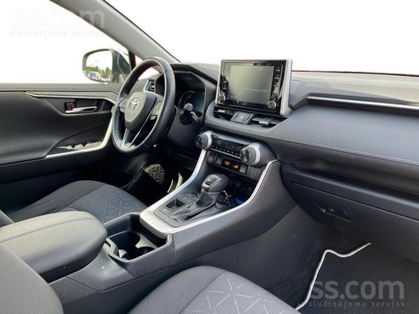 White Toyota RAV4 2020 in Riga, with an engine capacity of 2.50 L and mileage of 68 thousand km for 27990 €, photo 6 on AUTOMOTO.COM.LV