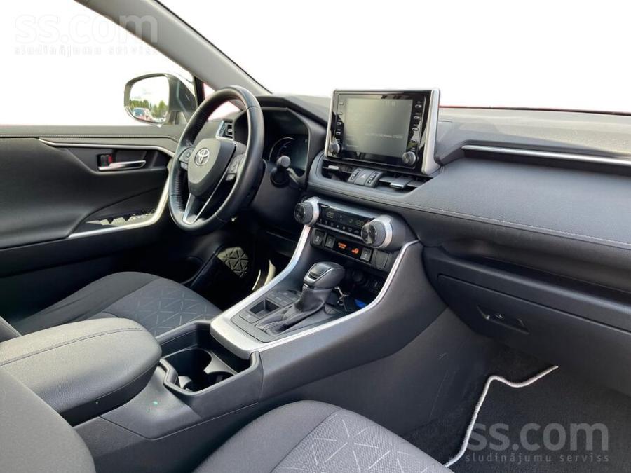 White Toyota RAV4 2020 in Riga, with an engine capacity of 2.50 L and mileage of 68 thousand km for 27990 €, photo 7 on AUTOMOTO.COM.LV